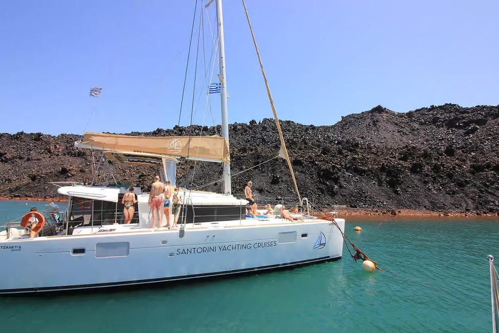 Book online: Santorini: Crucero de lujo en catamarán con barbacoa y ...