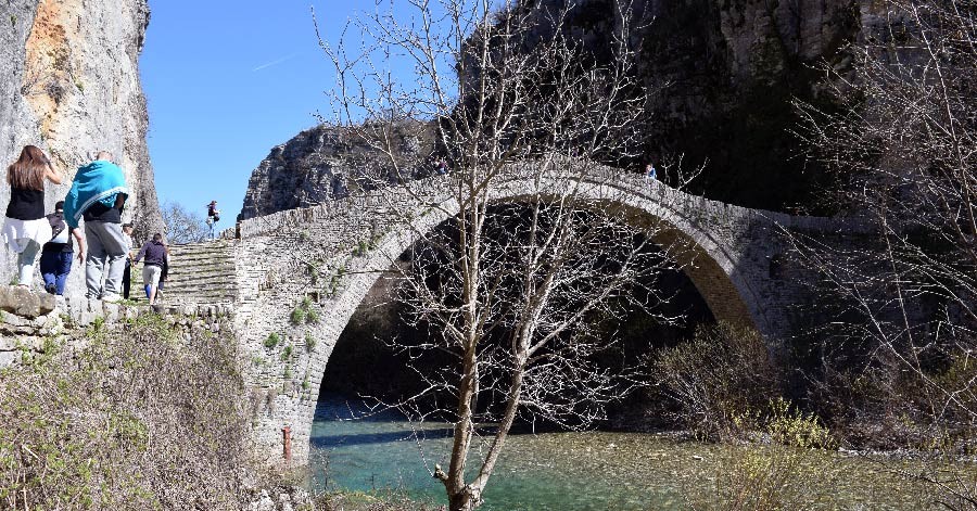 Book online: Zagori: Merchants Trail Hiking Tour | Discover Greece